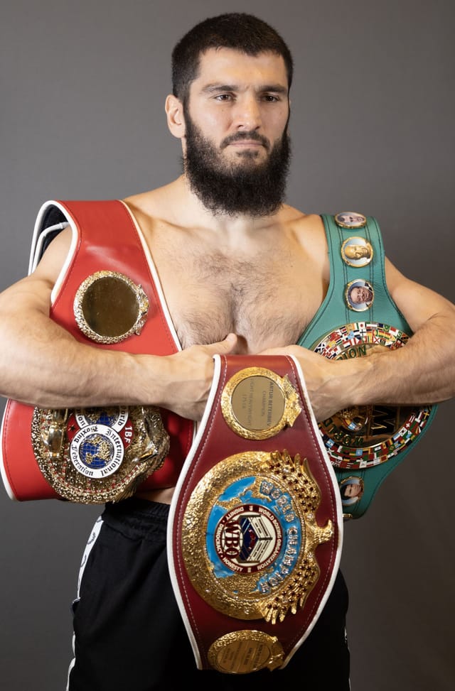 What is Artur Beterbiev's boxing style?