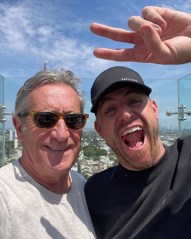 Bob Menery’s Family - Father, Mother, Siblings, Husband, Kids.