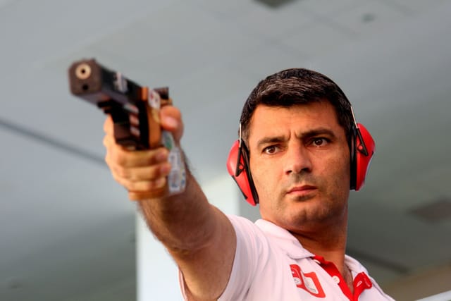Viral Olympic shooter Yusuf Dikec explains his trademark one-hand ...