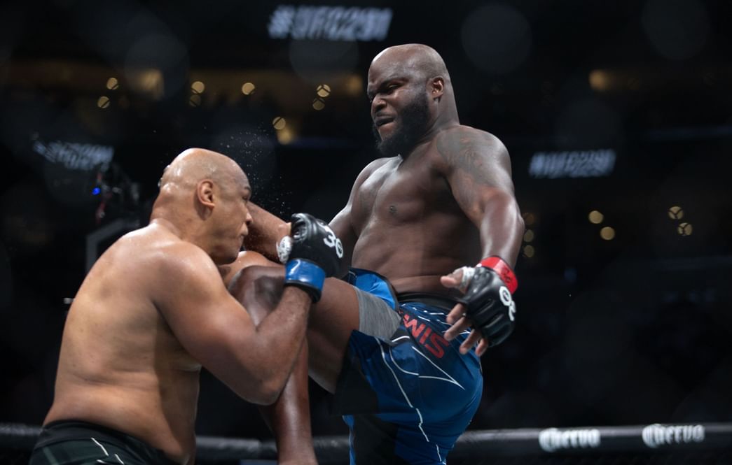 What is Derrick Lewis' fighting style?
