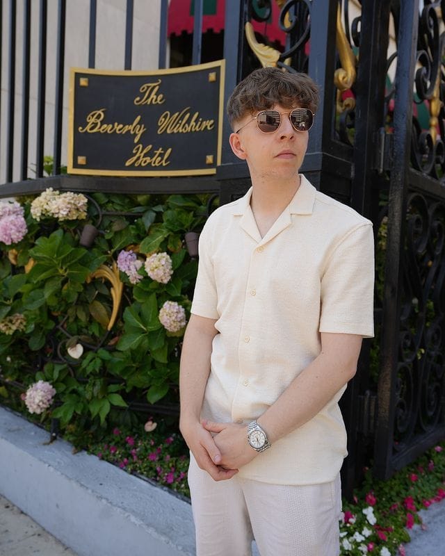 Where does Dan Rhodes comes from?