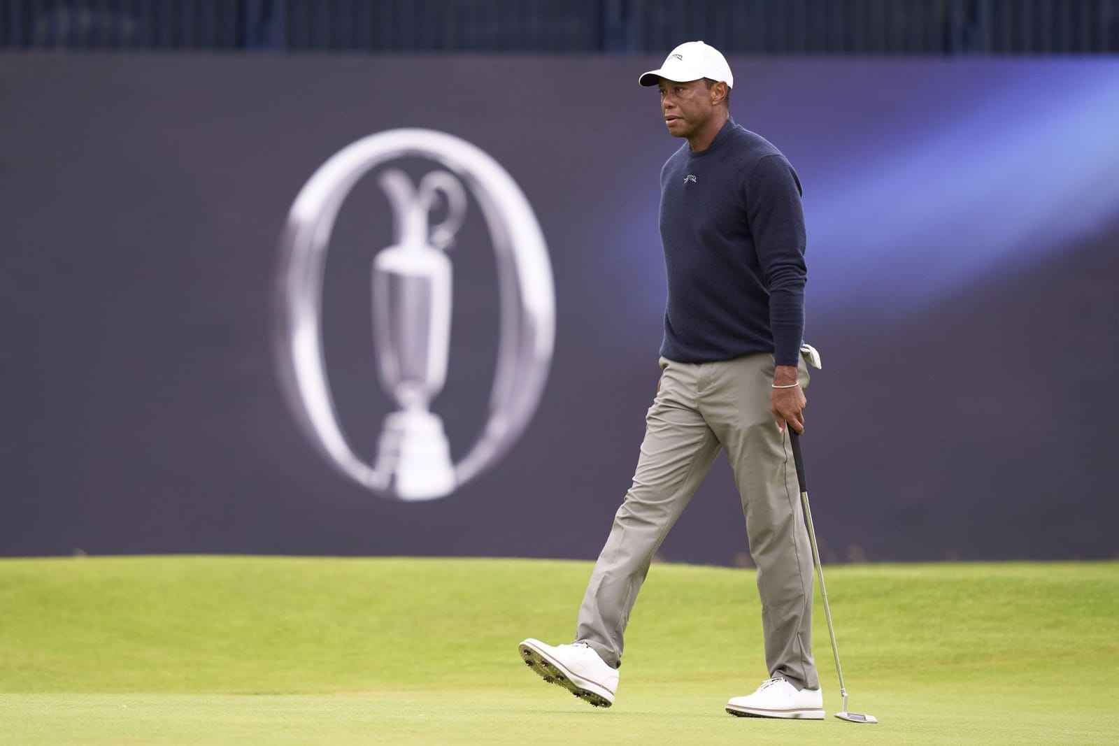 Controversial golf fashion icon looking to stay away from Tiger Woods ...