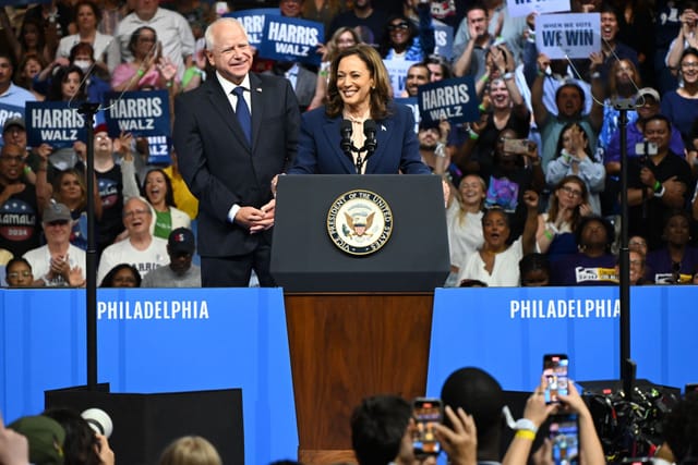 Fact Check: Did Kamala Harris and Tim Walz pose in front of ...