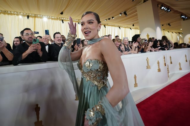 SPOTTED: Josh Allen's girlfriend Hailee Steinfeld turns up at Bills ...