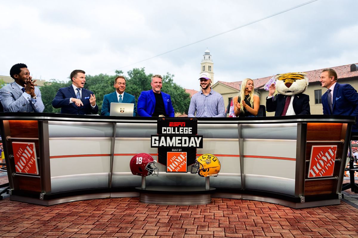 "Can I have a kiss?" - Paul Skenes' girlfriend Olivia Dunne gets ...