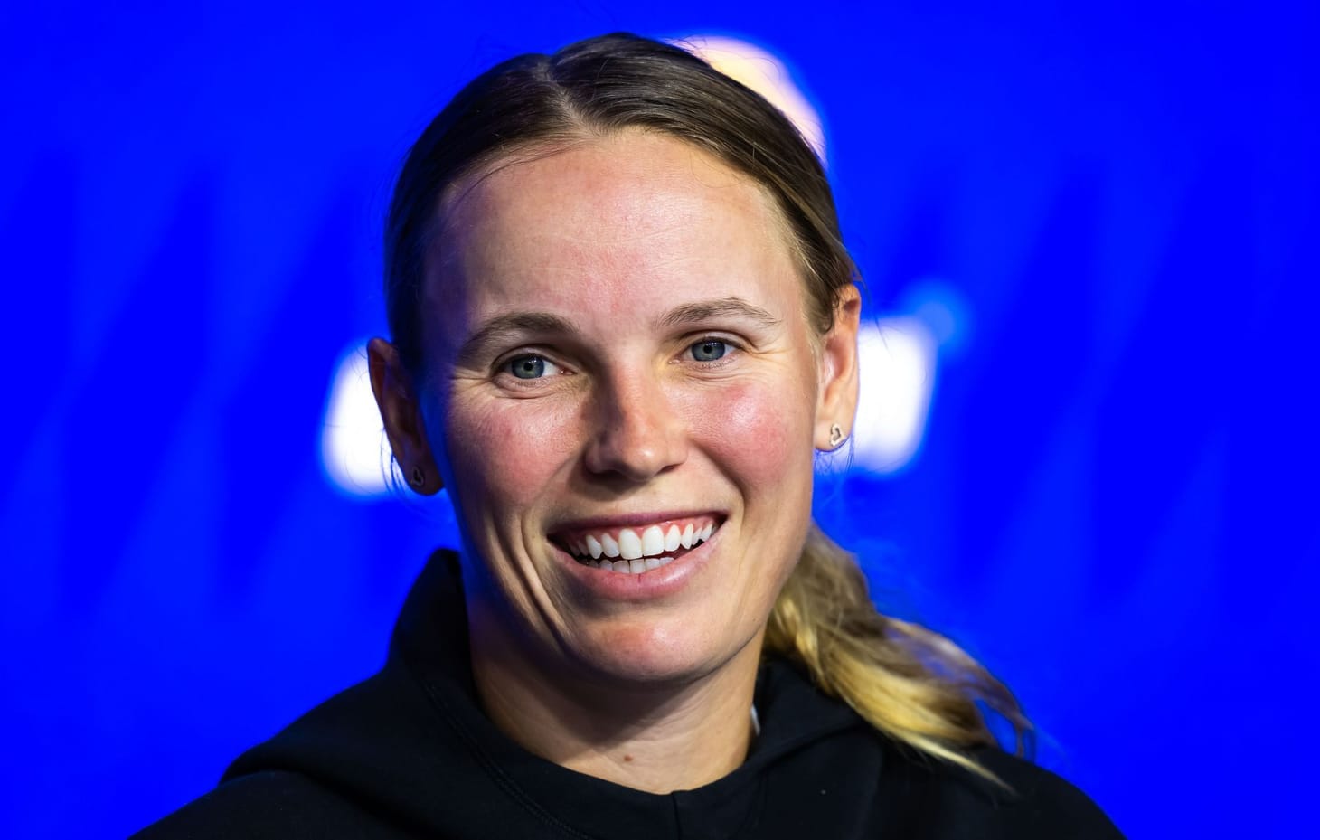 Michael Phelps reacts as Caroline Wozniacki gets back on the golf ...