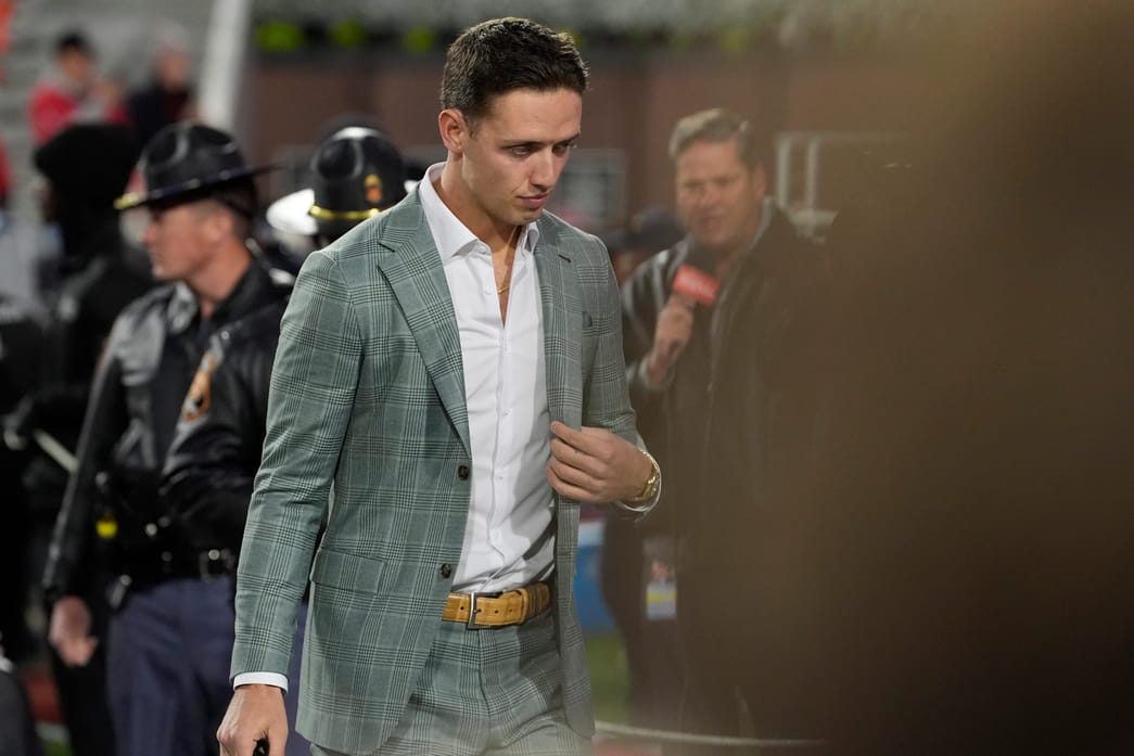 “This dude’s a maniac”: CFB fans roast Georgia QB Carson Beck as old ...