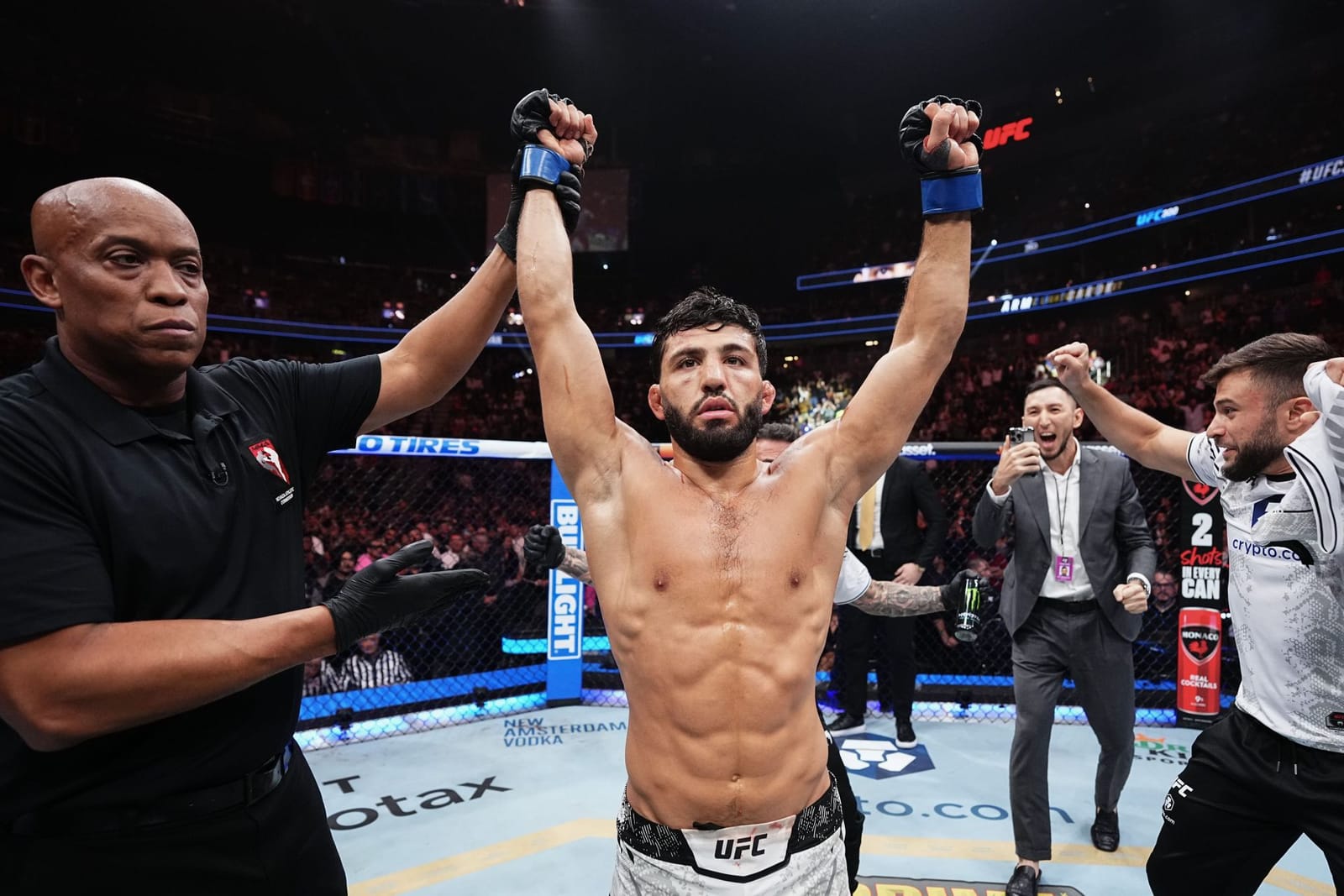 What is Arman Tsarukyan's fighting style?