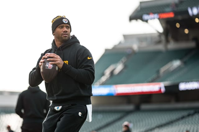 Russell Wilson shows off 'Grinch' edition Kobe Bryant Nike cleats