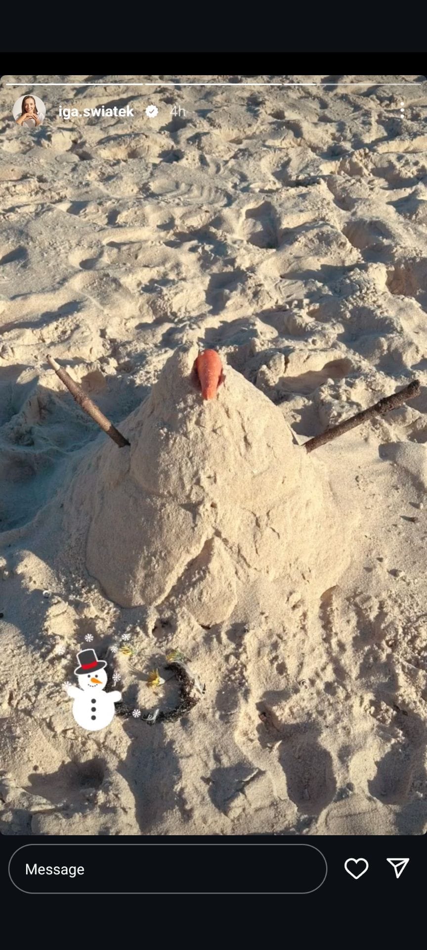 Iga Swiatek welcomes Christmas in Sydney, builds a snowman on the beach ...