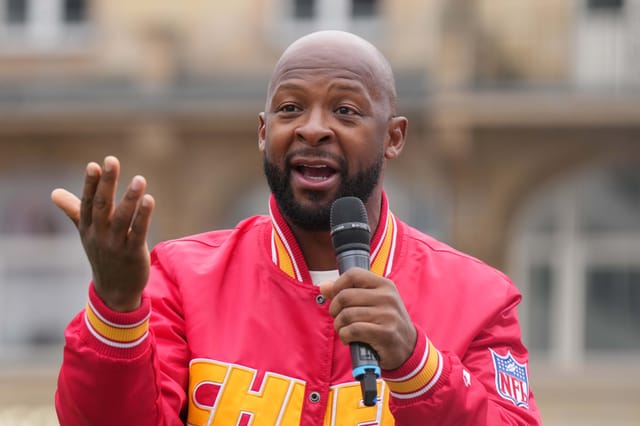 Chiefs legend Dante Hall shares how 'super witty' Taylor Swift turned ...