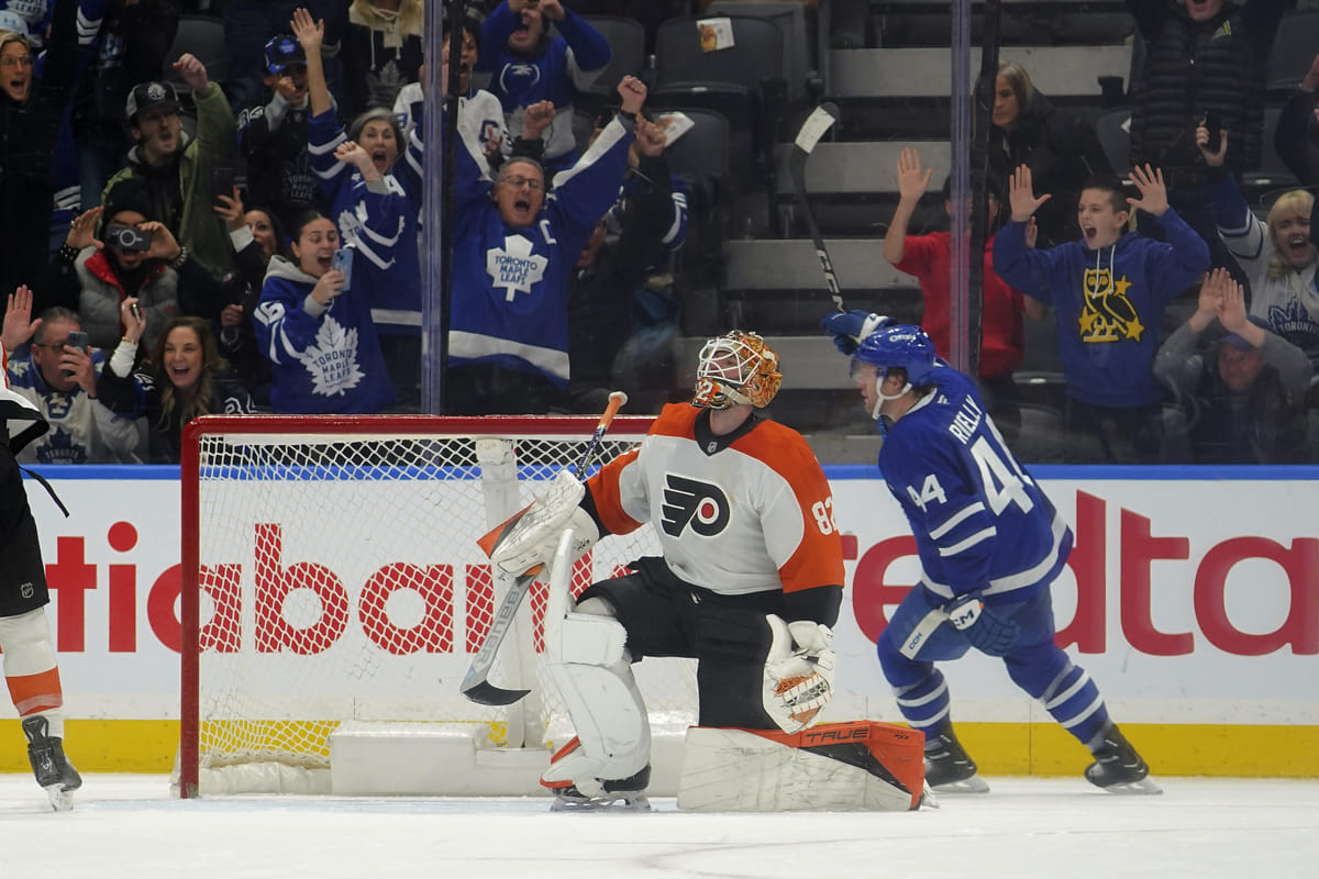 "Hathaway knee'd him in the head": NHL fans concerned as Jake McCabe ...