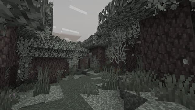 Minecraft player discovers woodland mansion surrounded by pale garden biome