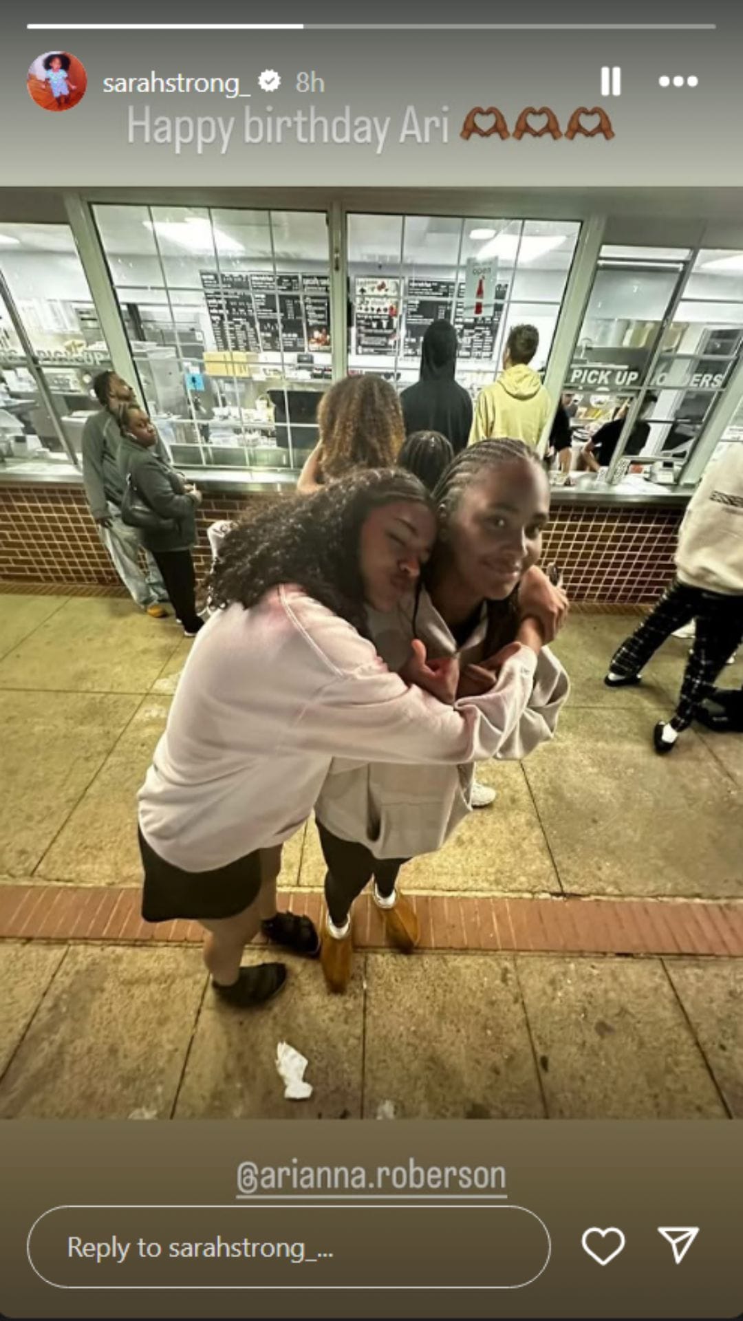 UConn's Sarah Strong posts wholesome picture with Arianna Roberson for ...