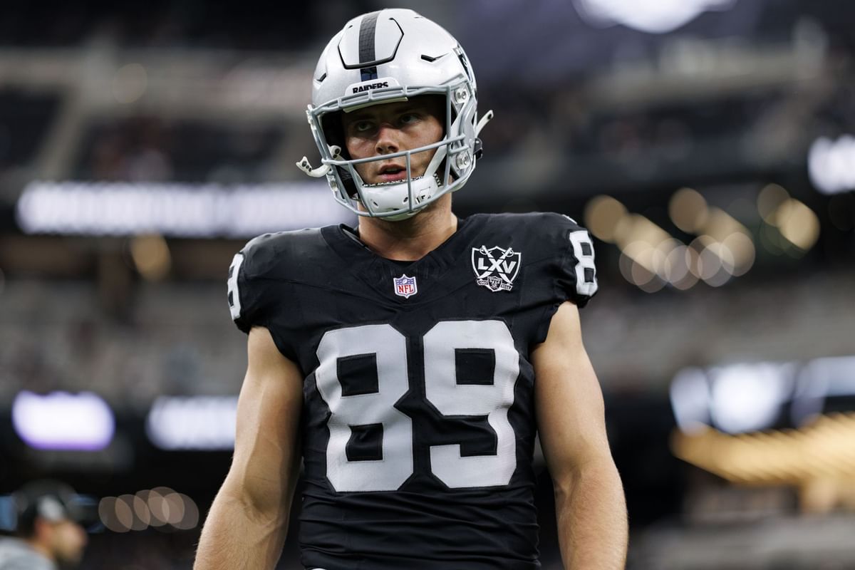 NFL TE Rankings Week 18 feat. Brock Bowers, Jonnu Smith, Trey McBride ...