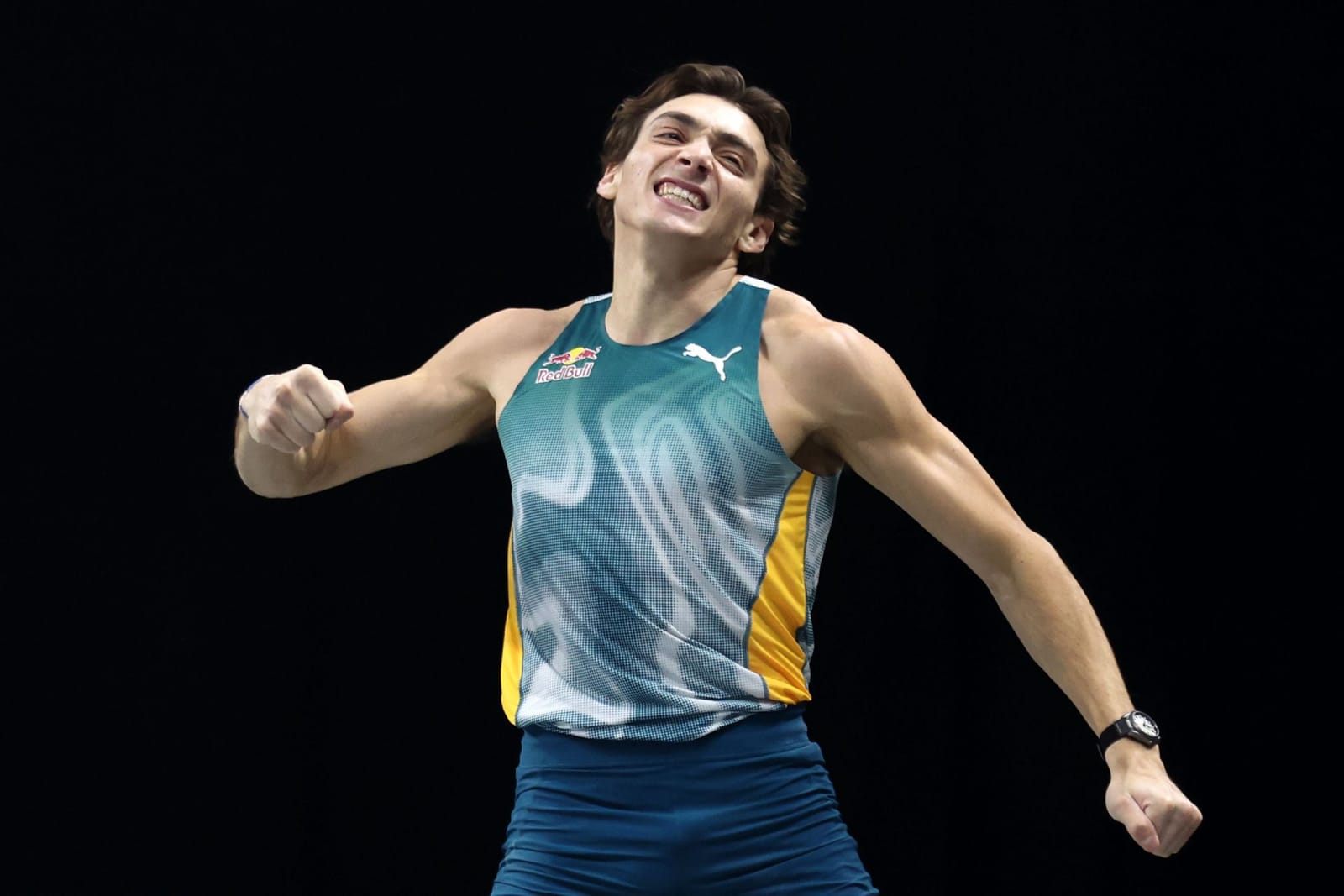 Mondo Duplantis reacts as sister Johanna Duplantis elevates up LSU ...