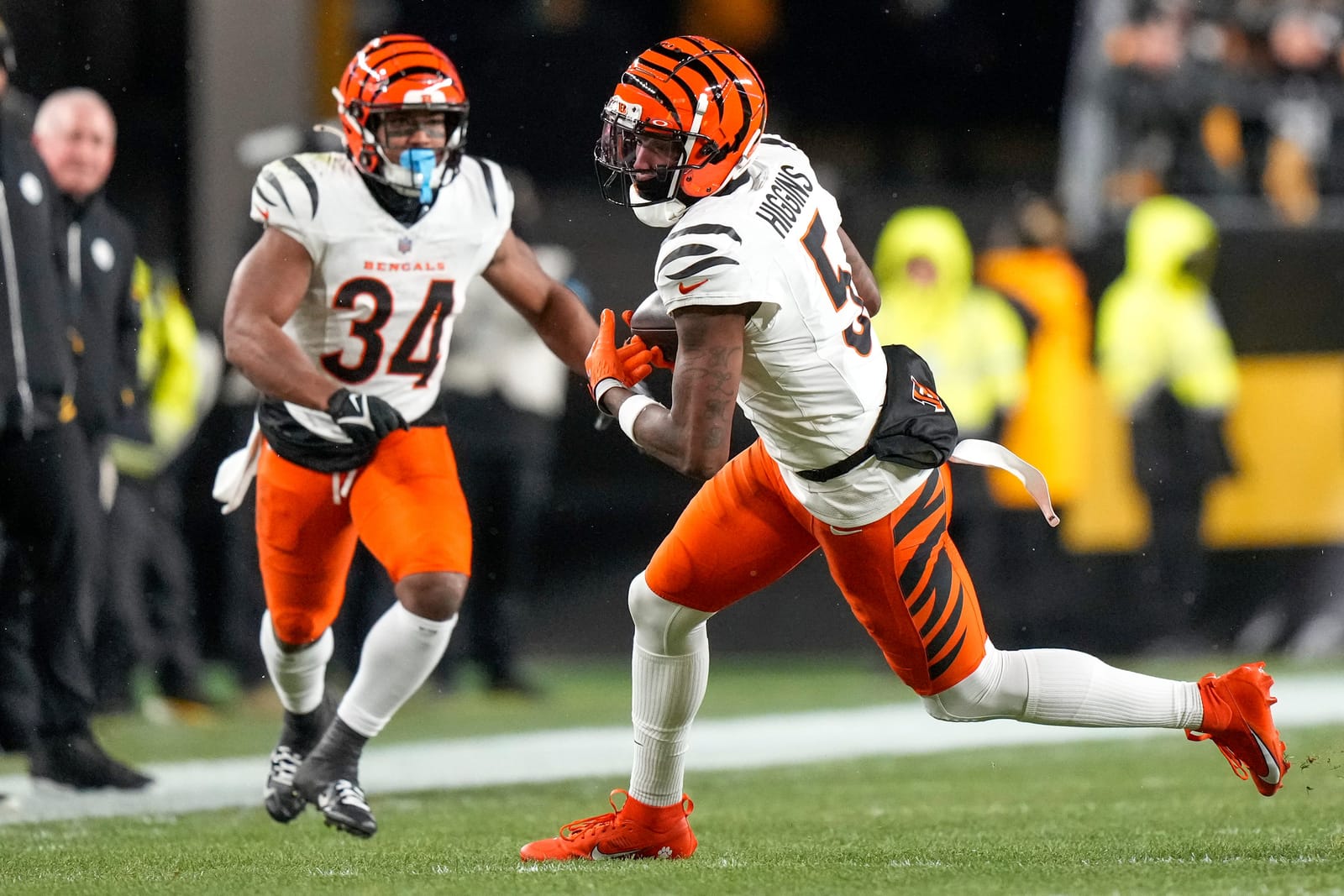 "That’s too much" "Pay that man": Bengals fans divided as Tee Higgins ...