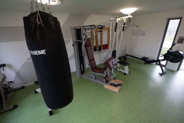 Female bodybuilder Nashali Alma fights off male attacker at gym