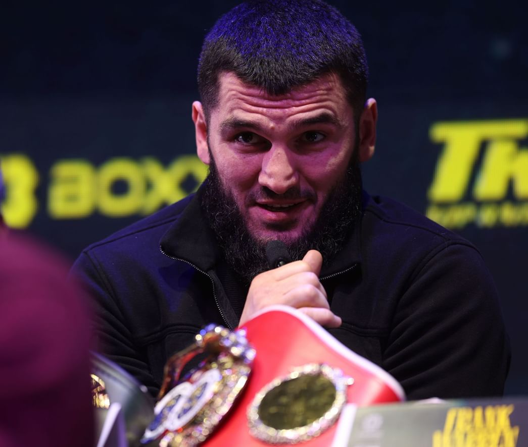 How tall is Artur Beterbiev?