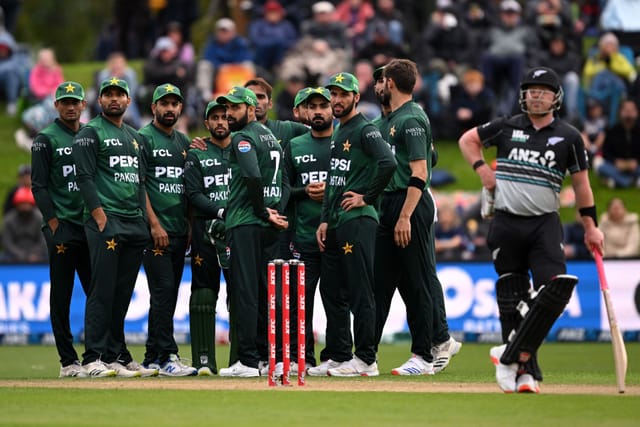 "Can't play in the IPL and earn those riches" - Veteran commentator ...