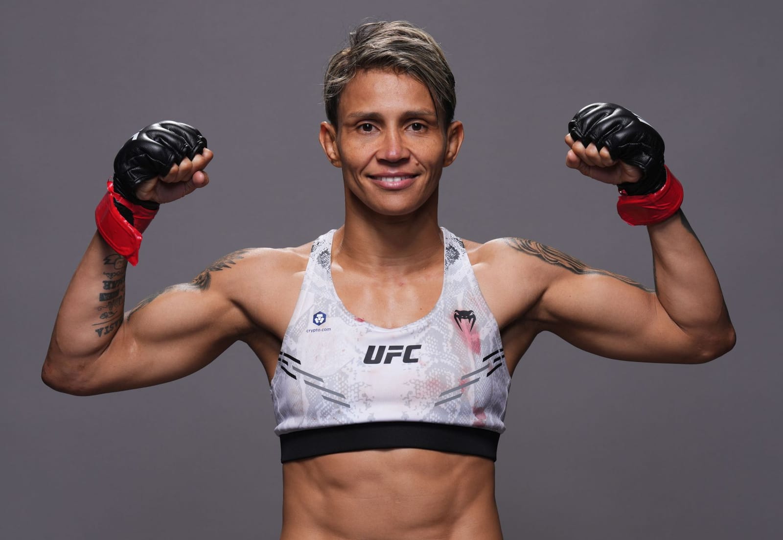 How old is Amanda Lemos?