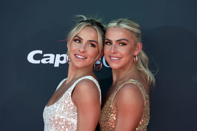 cavinder: WATCH: Miami's Haley & Hanna Cavinder show off fashionable ...