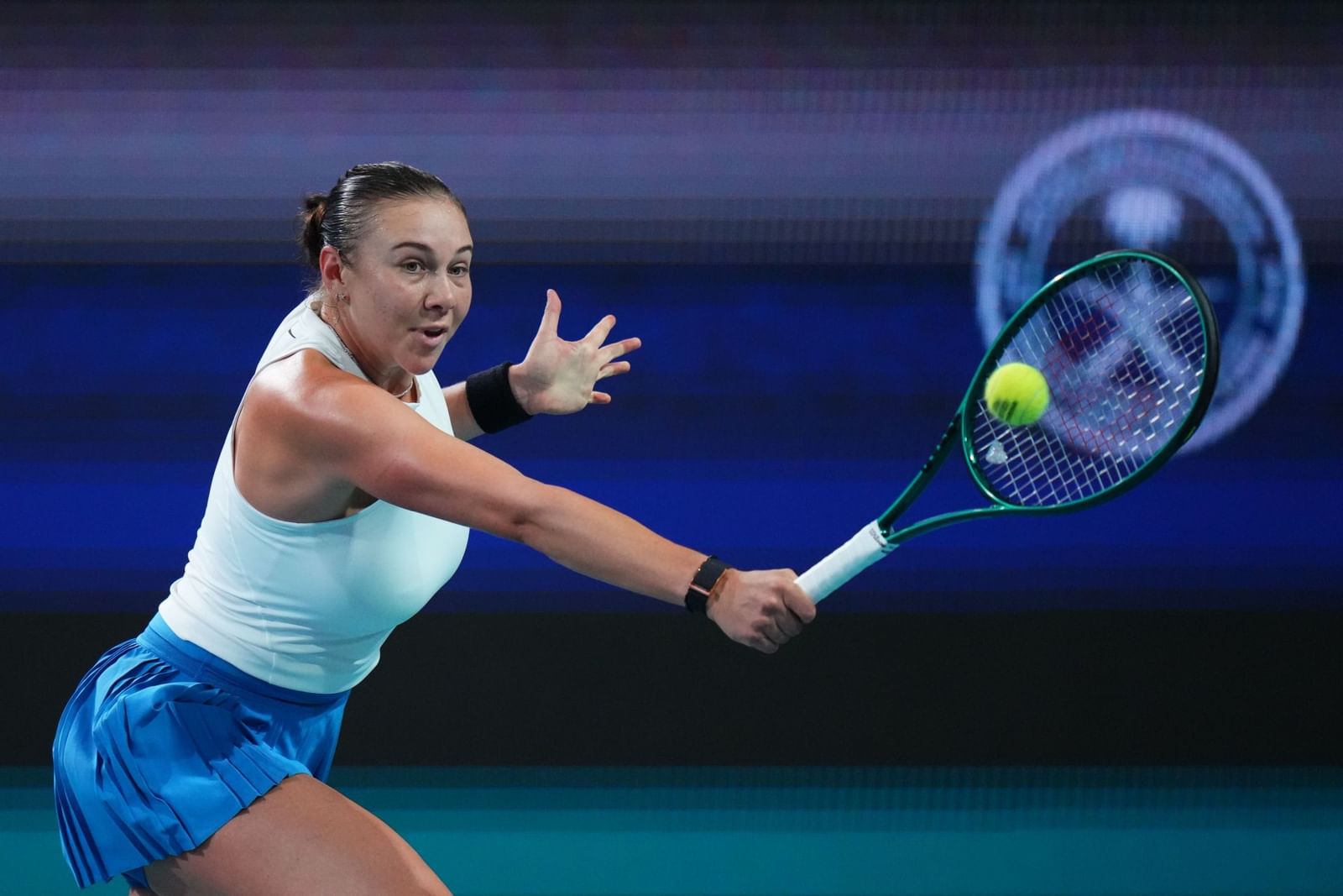 How tall is Amanda Anisimova?