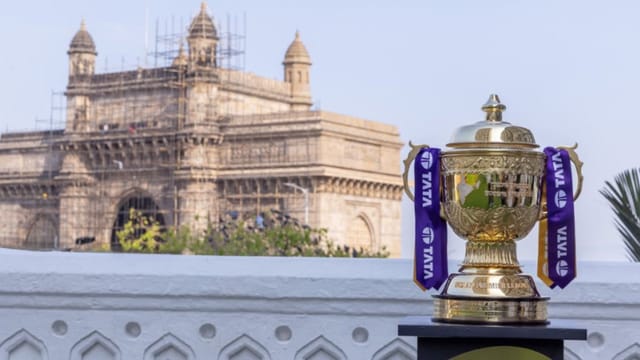 All 10 IPL 2025 captains pose with trophy at iconic venue in Mumbai [In ...