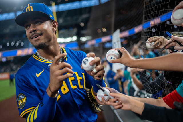 Mariners fans make their feelings known about Seattle ownership with a ...