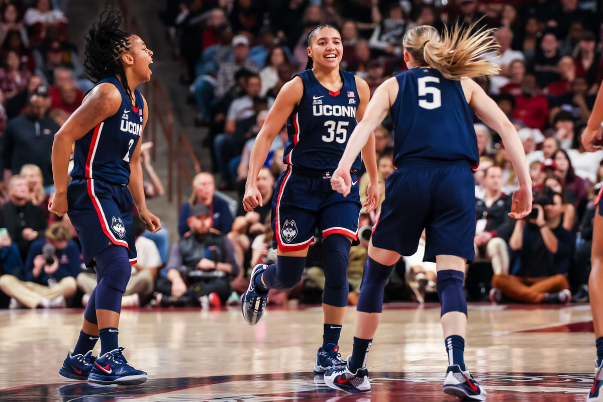 Sarah Strong, Ashlynn Shade & Huskies gush over KK Arnold as UConn star posts snaps with Paige ...