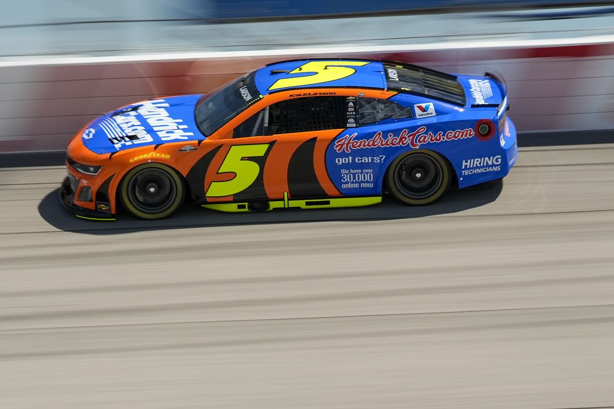 Early trouble for Kyle Larson as he crashes and suffers heavy damage in ...