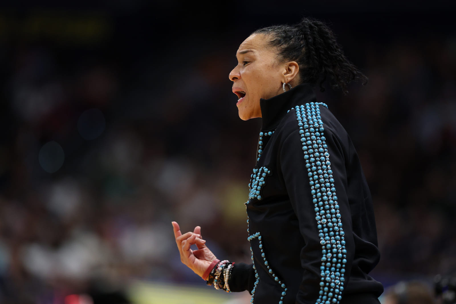 Dawn Staley sends strong video message to Sania Feagin, Te-Hina Paopao ...