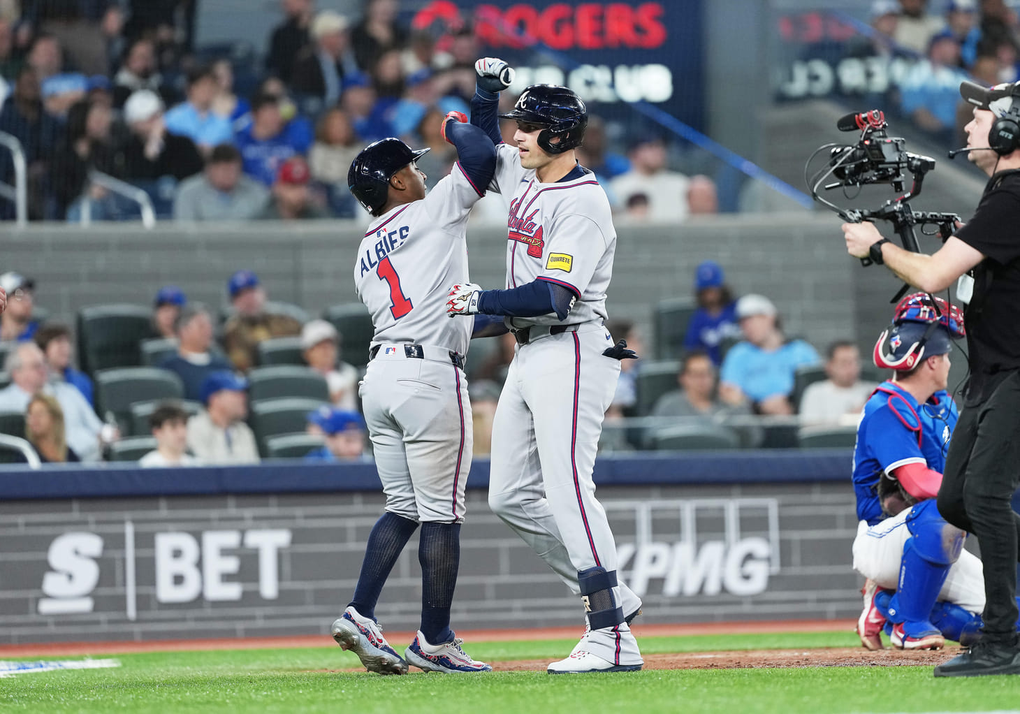 Braves reporter breaks the Internet after securing female fan's number ...