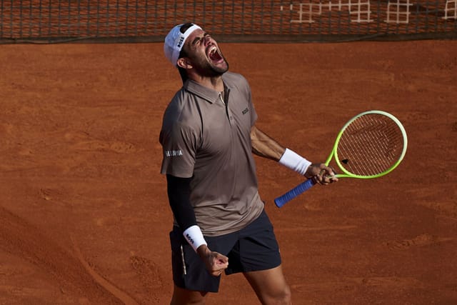 WATCH: Bizarre scenes as Matteo Berrettini crushing Alexander Zverev forces players to halt play ...