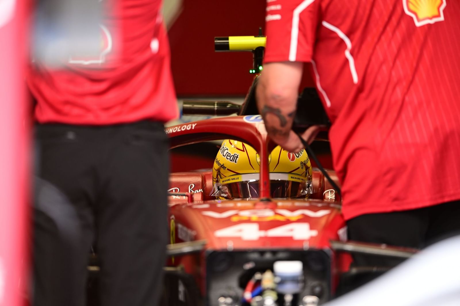 "Guys is it time to accept that Lewis Hamilton might be washed?": Fans ...