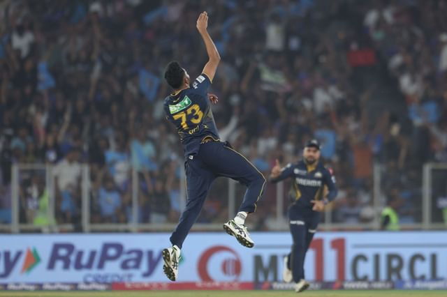 Mohammed Siraj knocks over Phil Salt with a terrific delivery as star ...