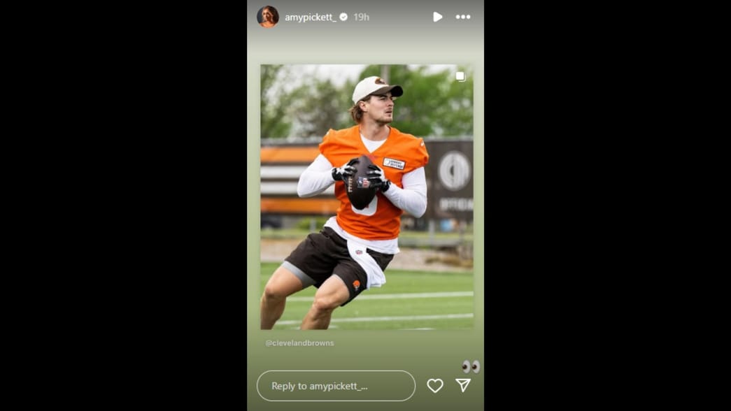 Kenny Pickett's wife Amy admires Browns QB's hand size after pictures ...
