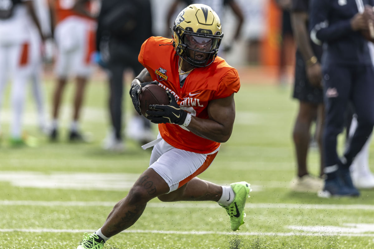 "Jesus Christ," "Built like a brickhouse" - NFL fans stunned over ...