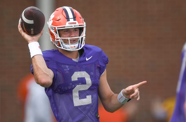 cade klubnik: Clemson star Cade Klubnik celebrates GF Macey Matthews ...