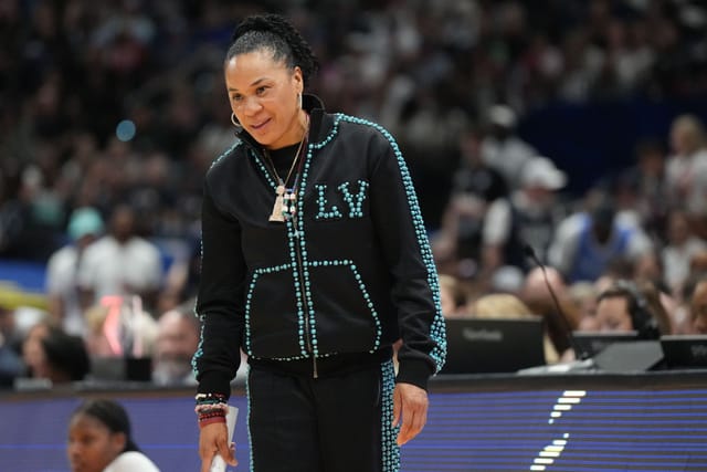 Dawn Staley shares wholesome message as South Carolina HC's "Uncommon ...