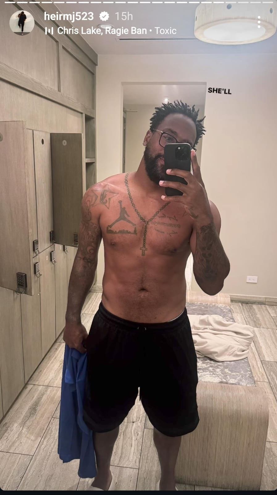 Marcus Jordan poses for mirror selfie as he enjoys tropical getaway to ...