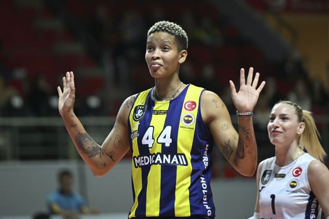 Turkish Volleyball star Melissa Vargas and teammate Zehra Güneş enjoy ...