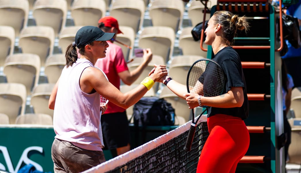 "Aryna Sabalenka's playing Iga Swiatek & this is what she’s doing ...