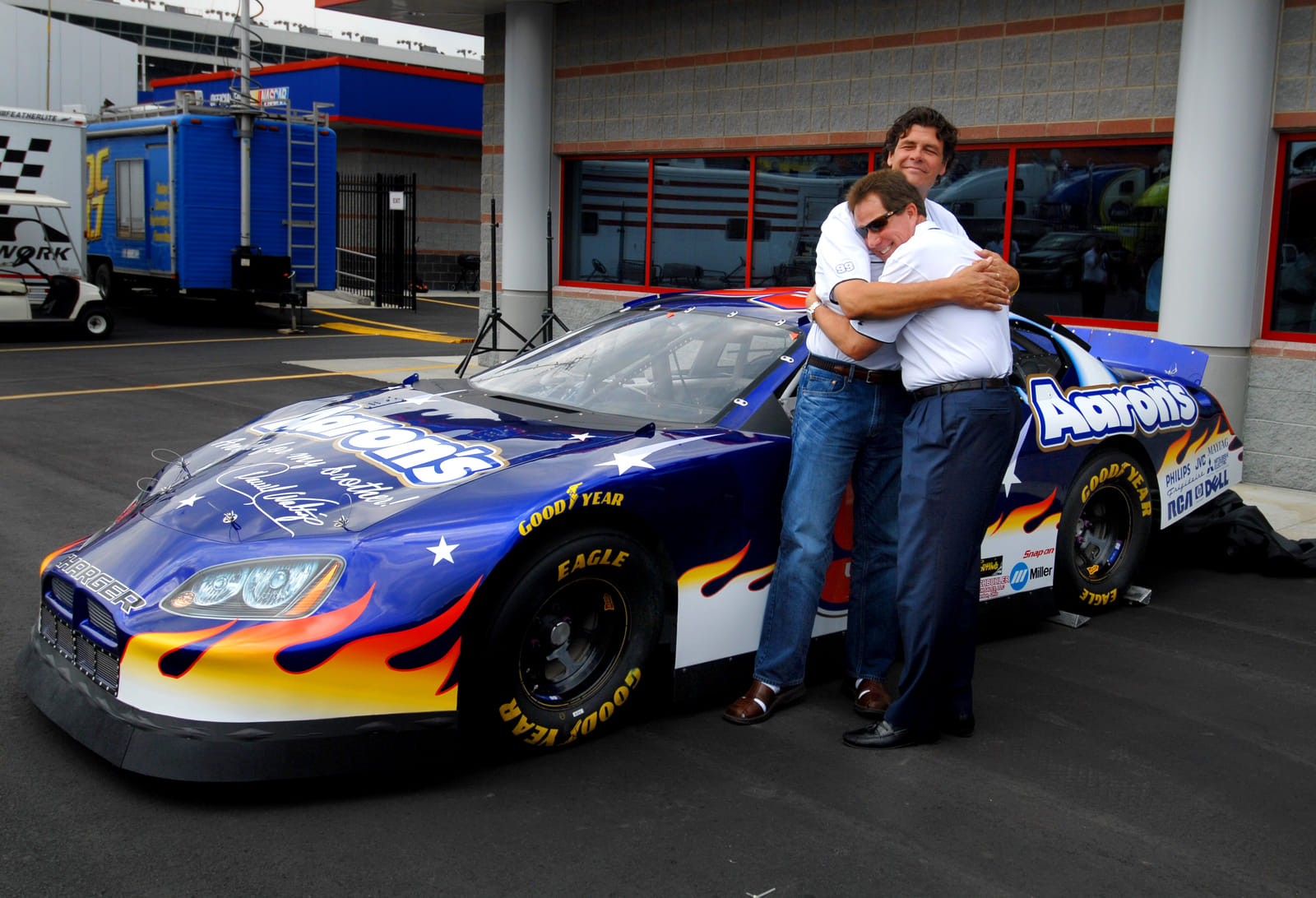 Who is richer: NASCAR legend Darrell Waltrip or his younger brother ...