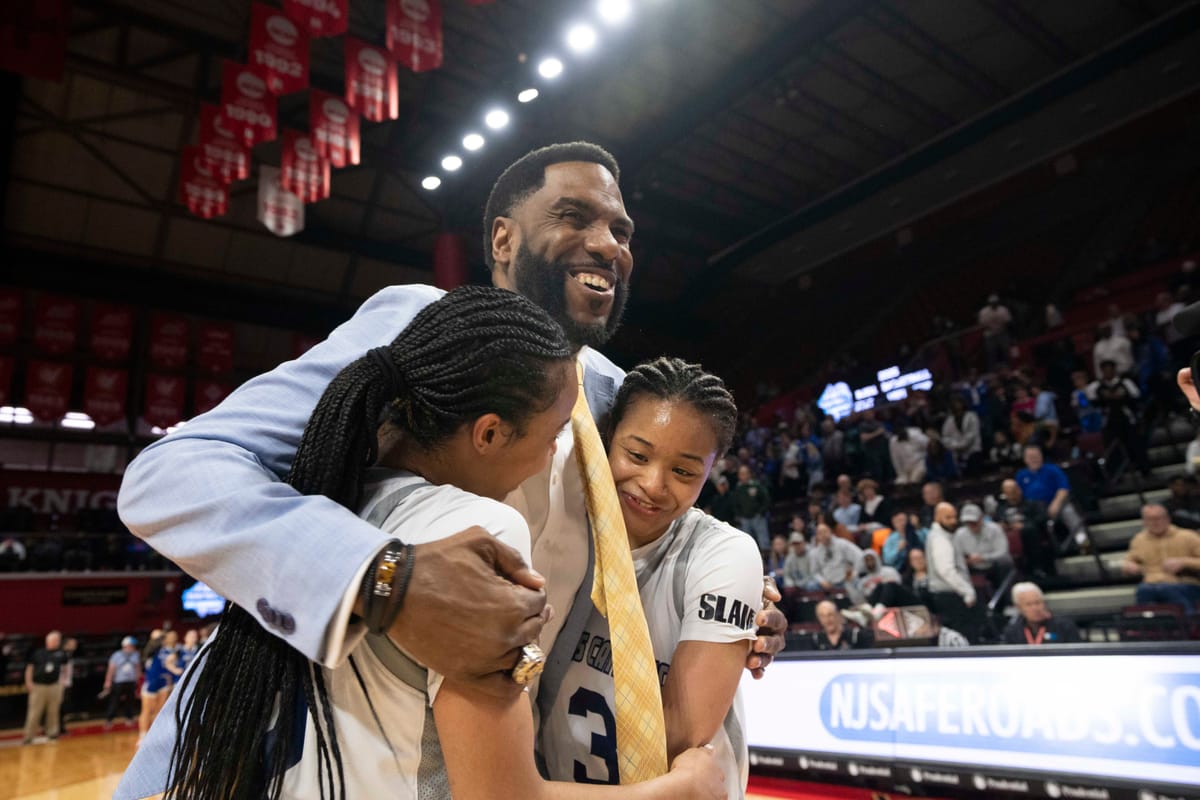 Twins Mya and Mia Pauldo react as Kim Caldwell's Tennessee Volunteers ...