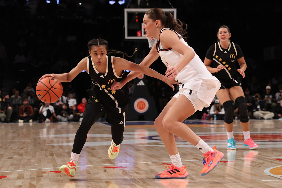 Twins Mya and Mia Pauldo react as Kim Caldwell's Tennessee Volunteers ...