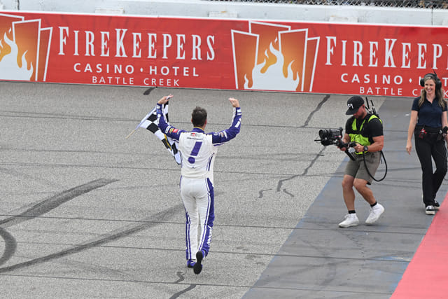 Kevin Harvick reacts to Denny Hamlin provoking fans to boo him: “He ...