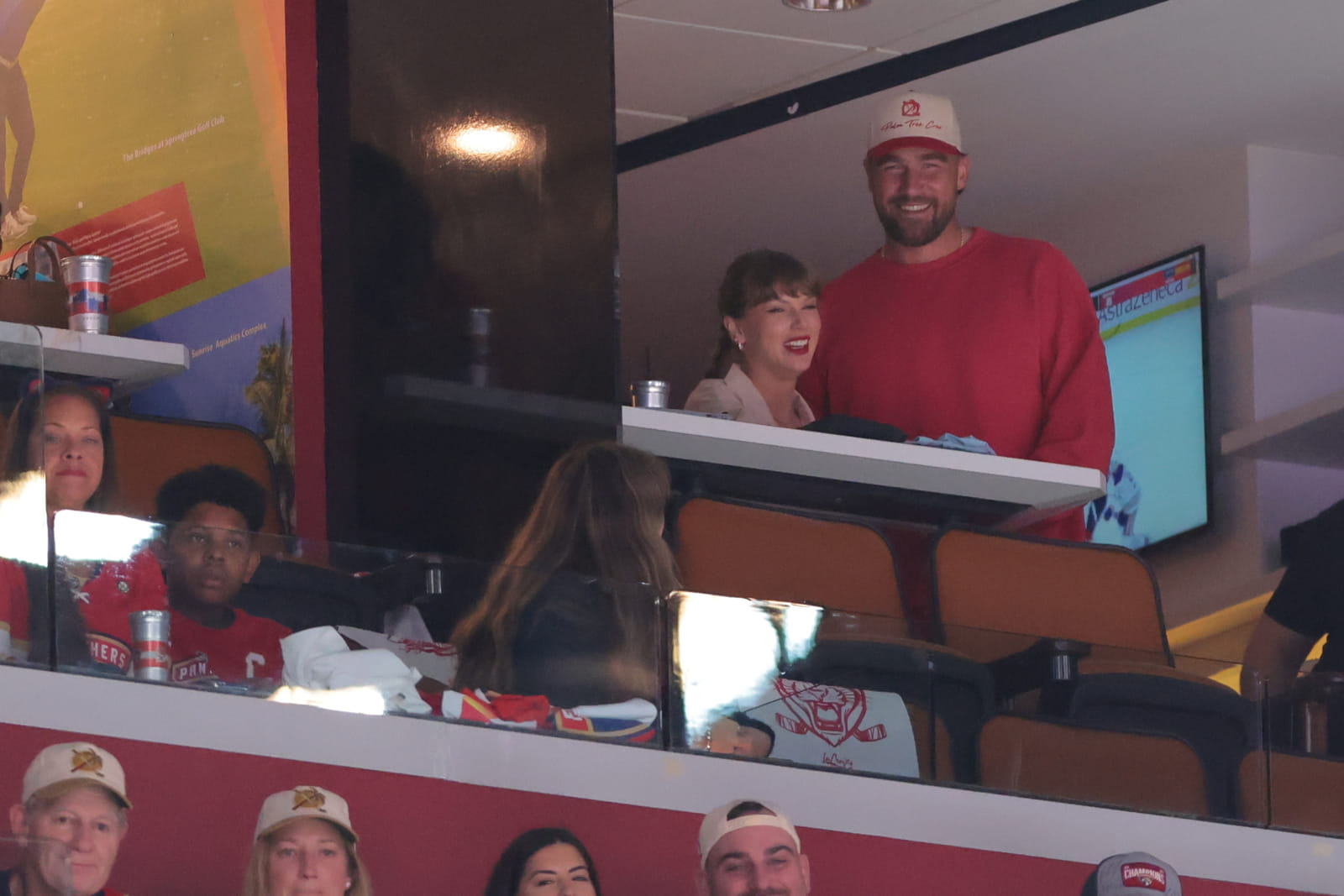 "I AM SOBBING" - NFL fans react as Travis Kelce's GF Taylor Swift makes ...