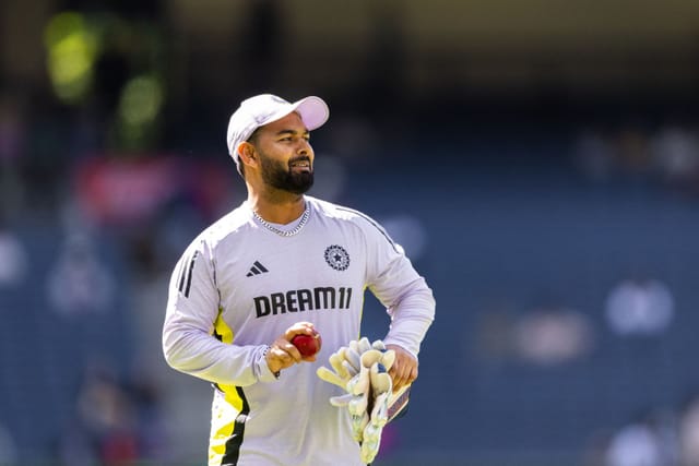 Rishabh Pant autographs jersey for fan ahead of departure for ENG vs ...