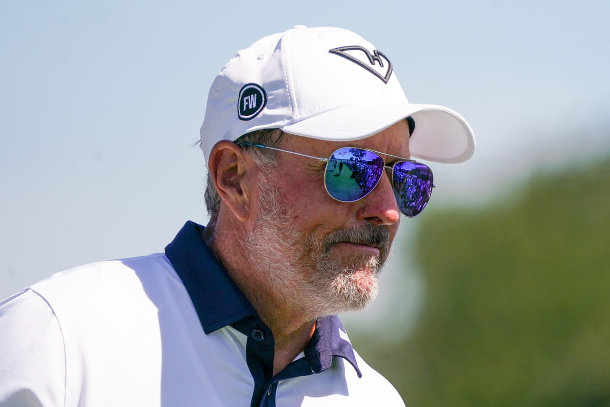 “Absolute magic” – Fans react to Phil Mickelson’s 'insane' sand hole ...